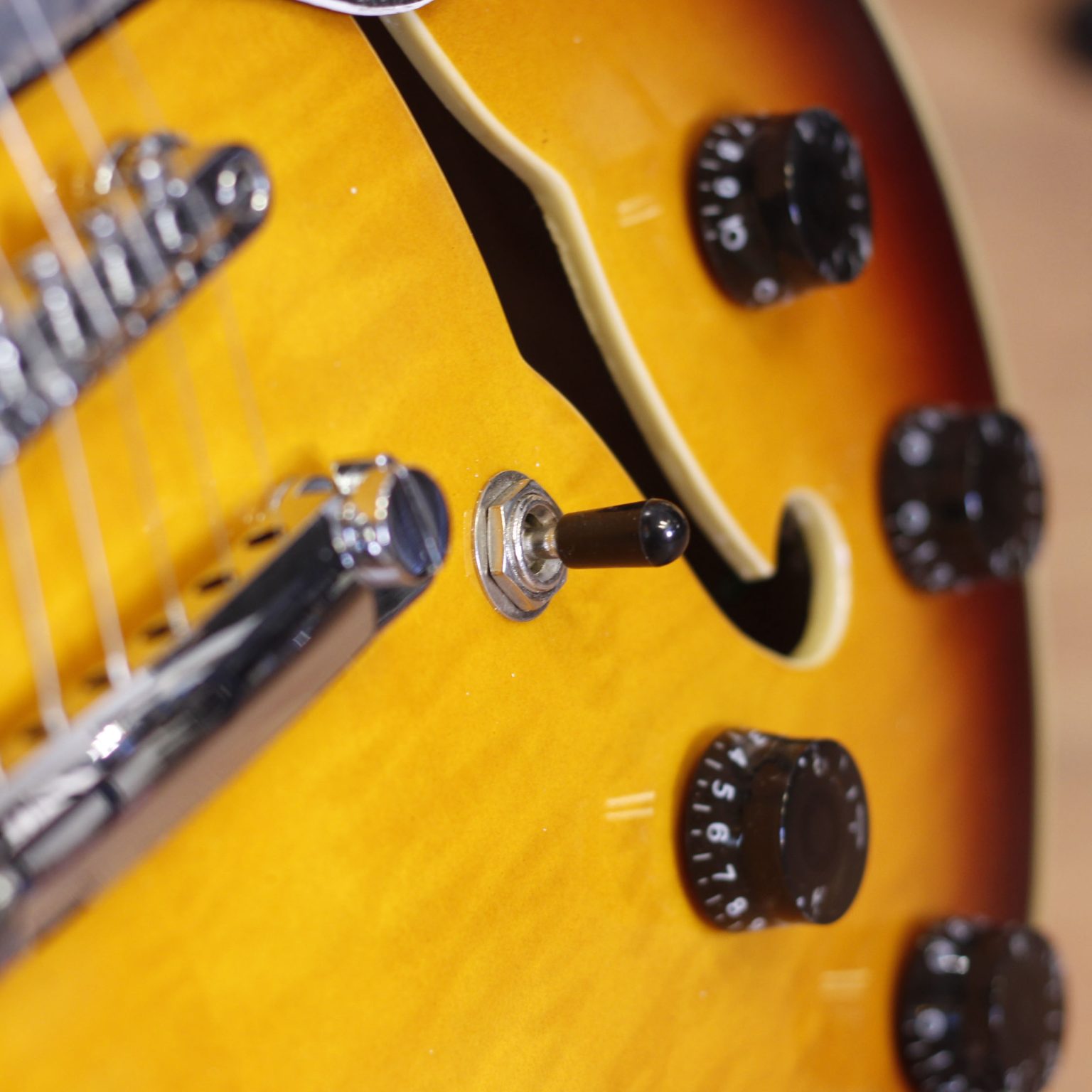 Guitarra Eléctrica Semi-Hollow Smiger Sunburst – Crossroad